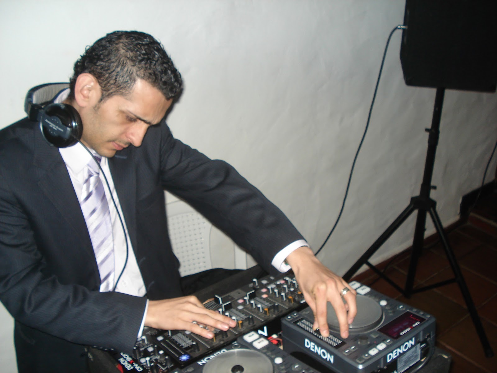 COMO SER UN DJ: INTRODUCCIÓN AL MUNDO DJ