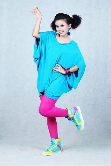 Photo Model: Model Su Shune Lae in Blue Baggy Dress and Pinky Pentyhose