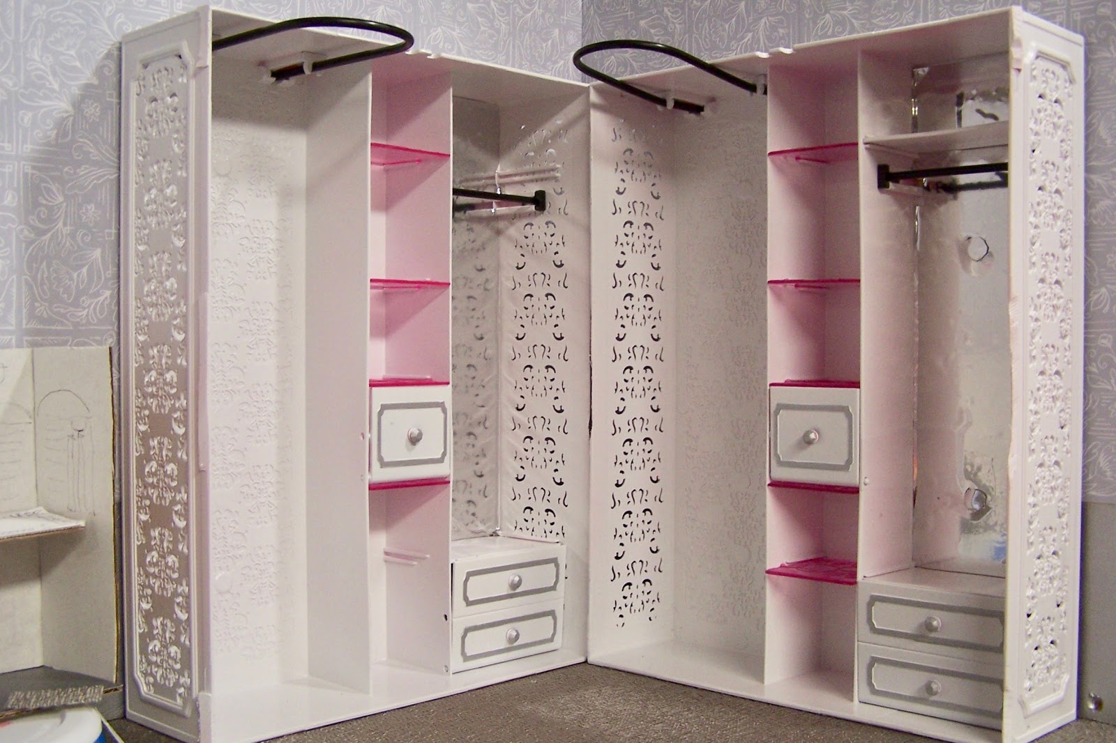 Barbie:OldNewGreenRedo : DIY Doll Closets.