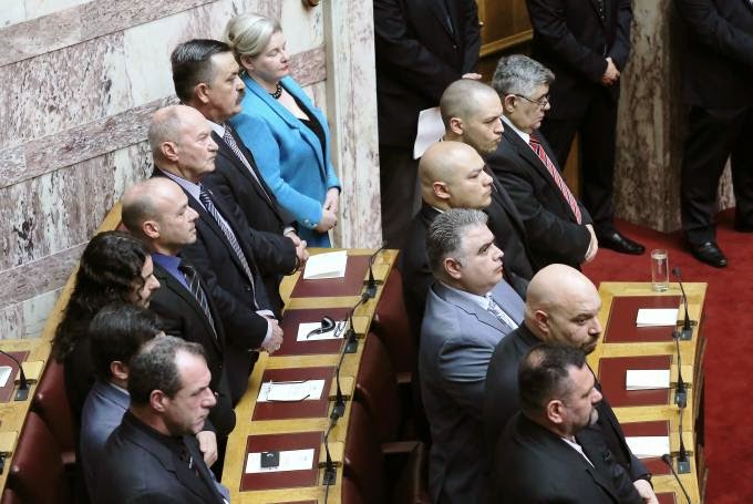 ΦΩΤΟΓΡΑΦΙΕΣ ΑΠΟ ΤΗΝ ΟΡΚΟΜΩΣΙΑ ΤΩΝ ΒΟΥΛΕΥΤΩΝ ΤΗΣ ΧΡΥΣΗΣ ΑΥΓΗΣ... ΤΟΣΟ ΟΙ ...