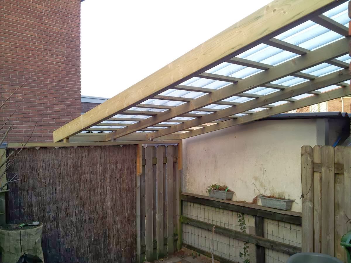 Buurtklusser.nl: Afdak met polyester golfplaat is af