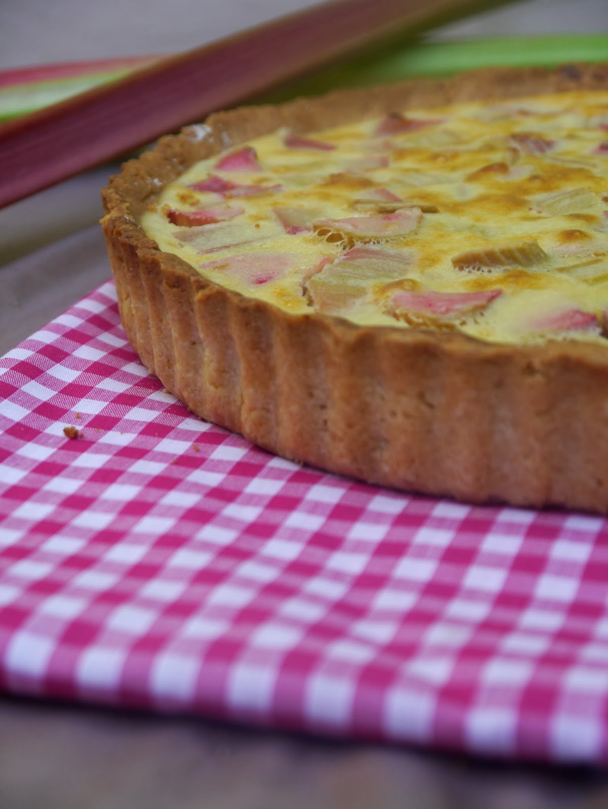 Petit Four - cake boutique: Rhubarb and custard tart