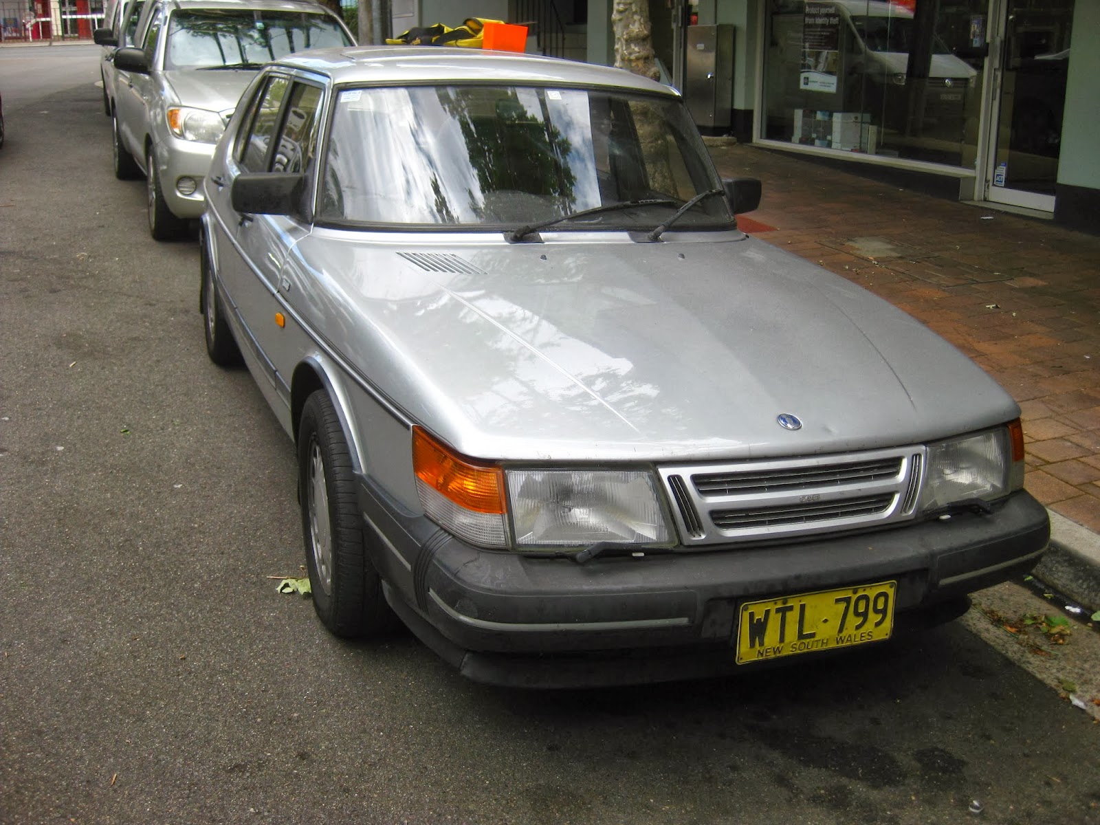 Aussie Old Parked Cars: 1988 Saab 900 GLE 16v 4-door Sedan