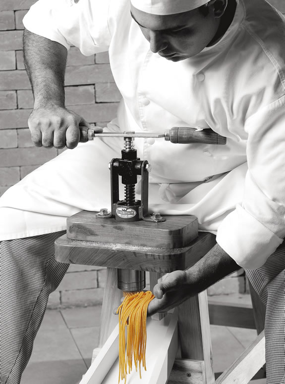 Dolci e salate tentazioni: Bigoli in salsa (Bigoi in salsa)