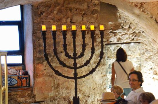 comentarios a temas de judaísmo: El Fuego que enciende la Menorá