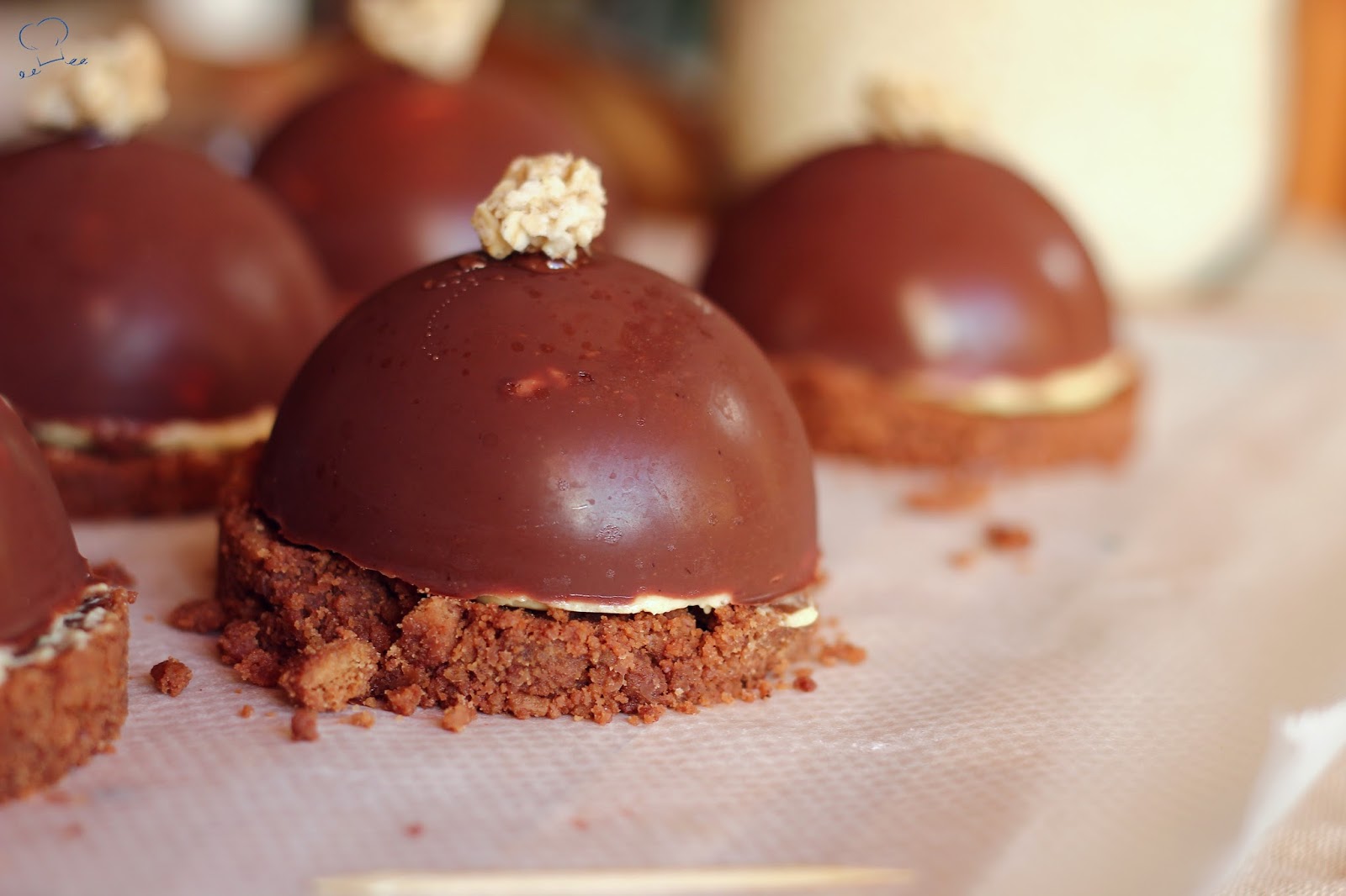 La Toque Frisée: Mousse passion en coque chocolat au lait et biscuit ...