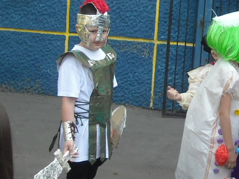 1 iunie 2012 --- costume eco din materiale reciclabile_ Reciclare creativa