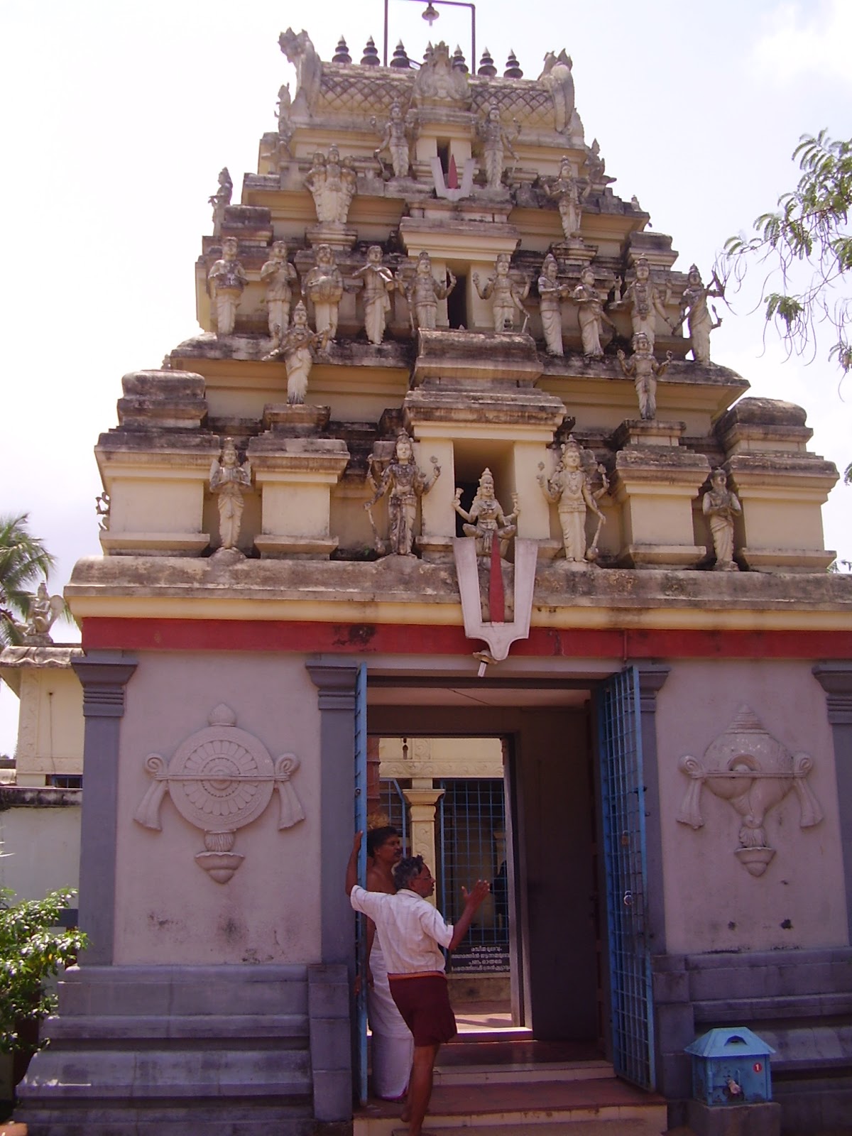 Aravamudham: ThiruvanjikkaLam (avathAra sthalam of Sri kulasEkara AzhwAr)
