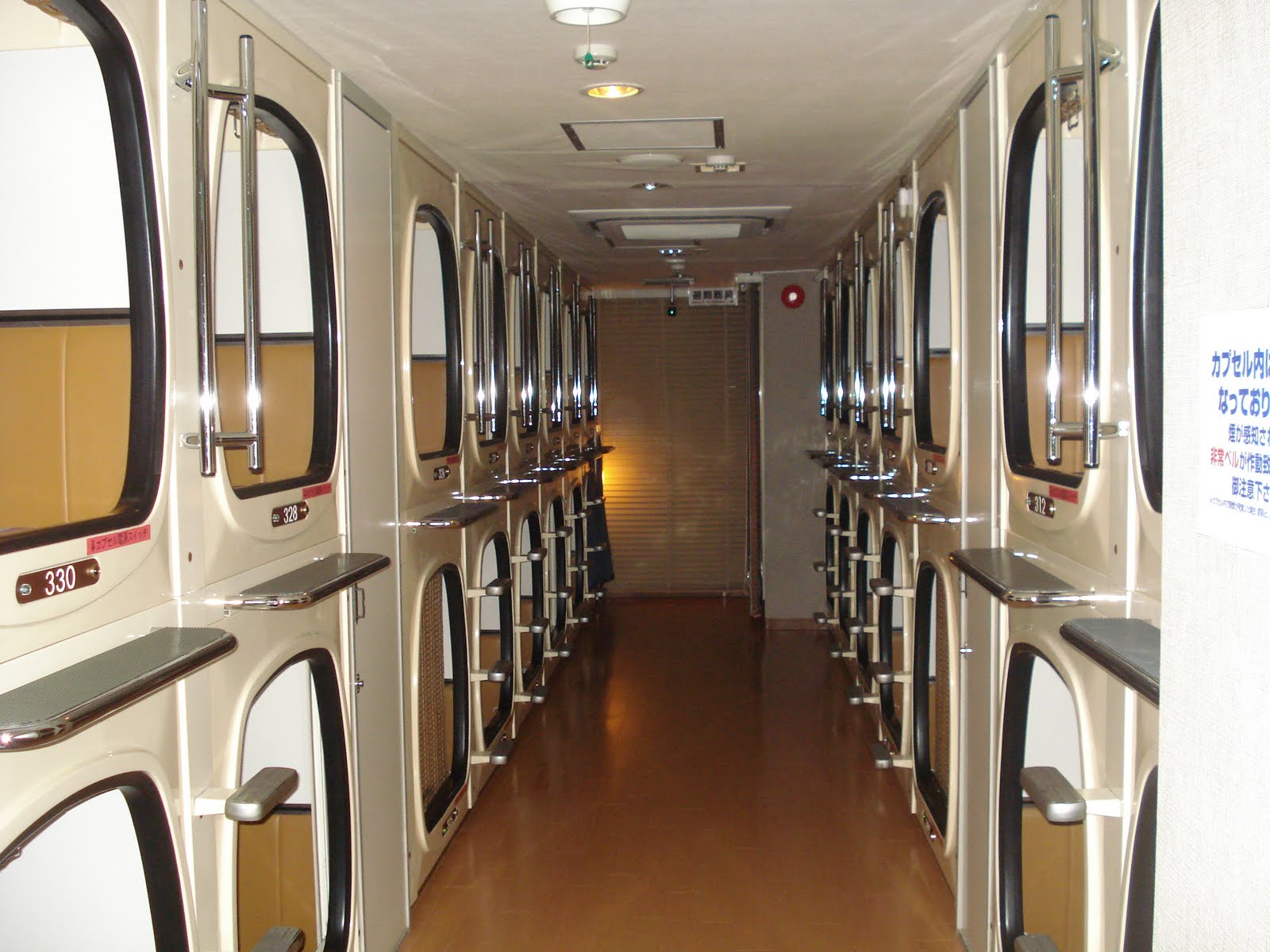 Spaceport of Harbor: Tokyo 港の宇宙基地：東京: Pod Hotel