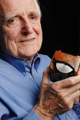 ESTO PASO: 1925: NACIÓ Douglas Engelbart
