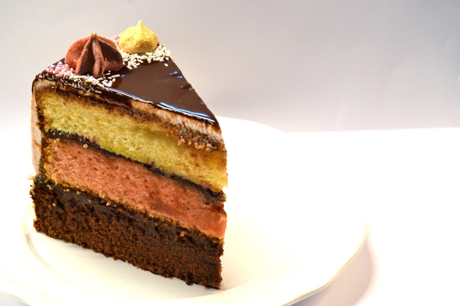 Bolo Escorrido Napolitano || Neapolitan Drip Cake - Sabores da Alma