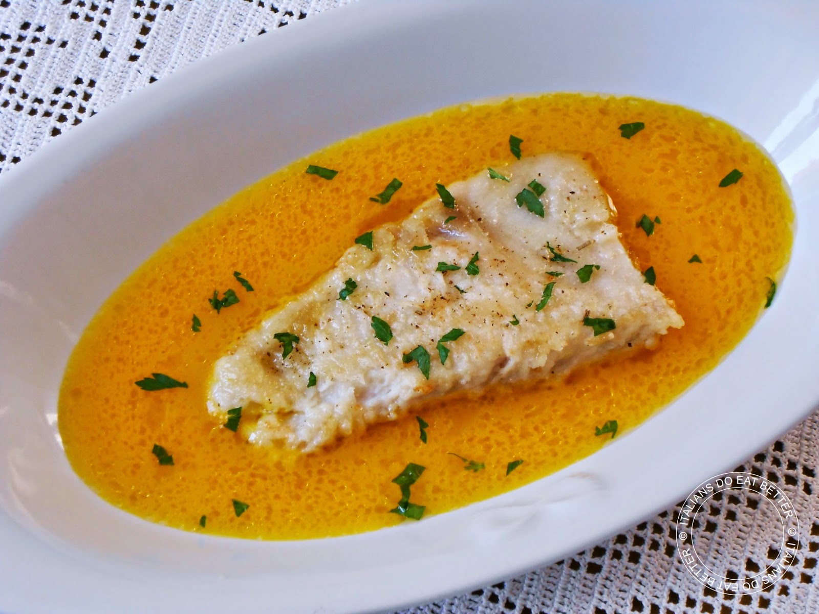 FILETTI DI PESCE PERSICO CON SALSA ALLO ZAFFERANO - ITALIANS DO EAT BETTER