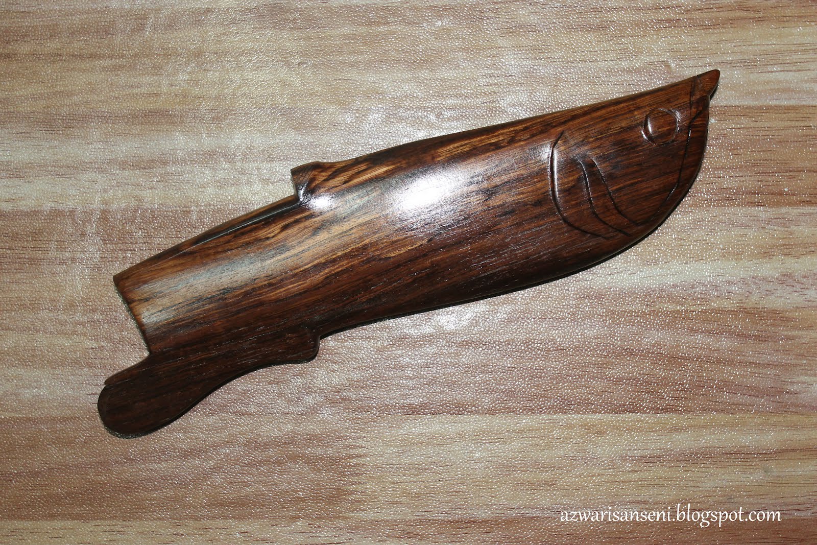 Seni Senjata Melayu: Parang Gurkha Motif Ikan Kelisa (RM500)