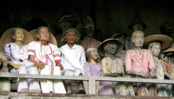 Indonesiaku: Tradisi Unik di Tana Toraja, Mayat berjalan