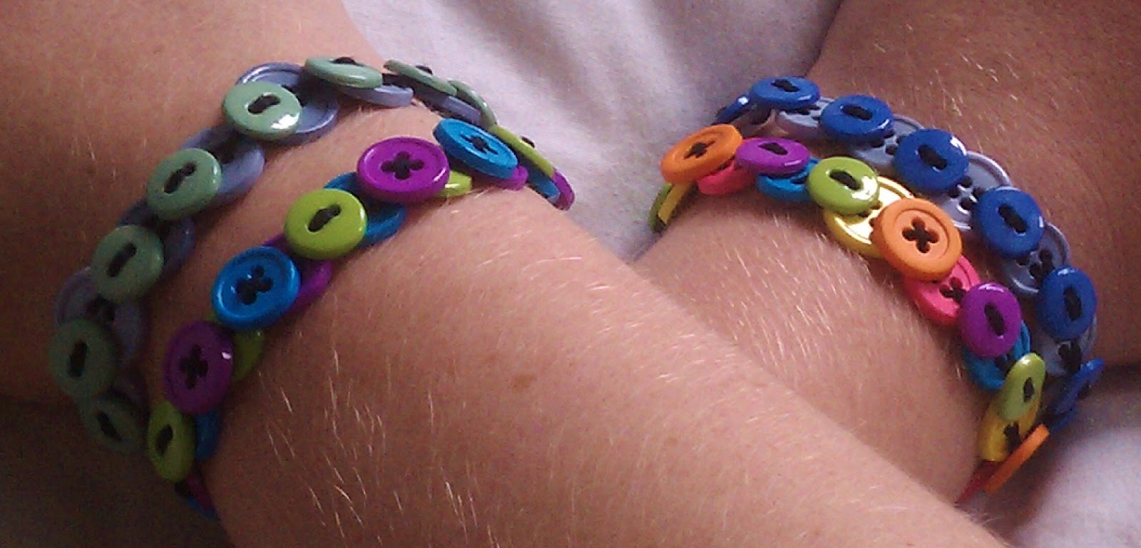 Dabble...: DIY: Button Bracelets