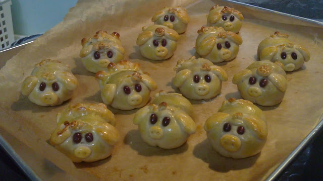 JesleyCooks: Hand Moulding Piglets Mooncakes