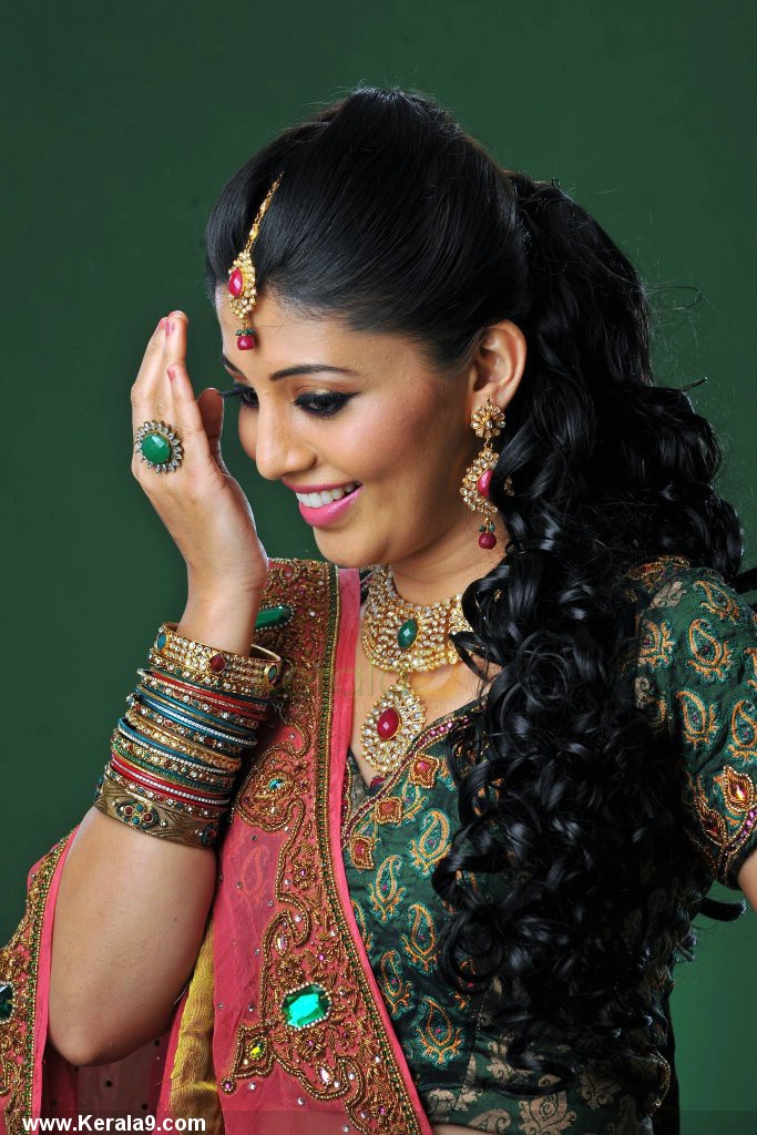 Nimisha Suresh Wallpaper