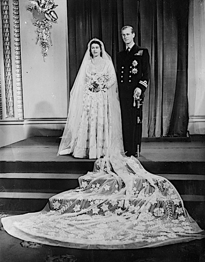 Puteri Inggeris anggun dalam persalinan gaun putih