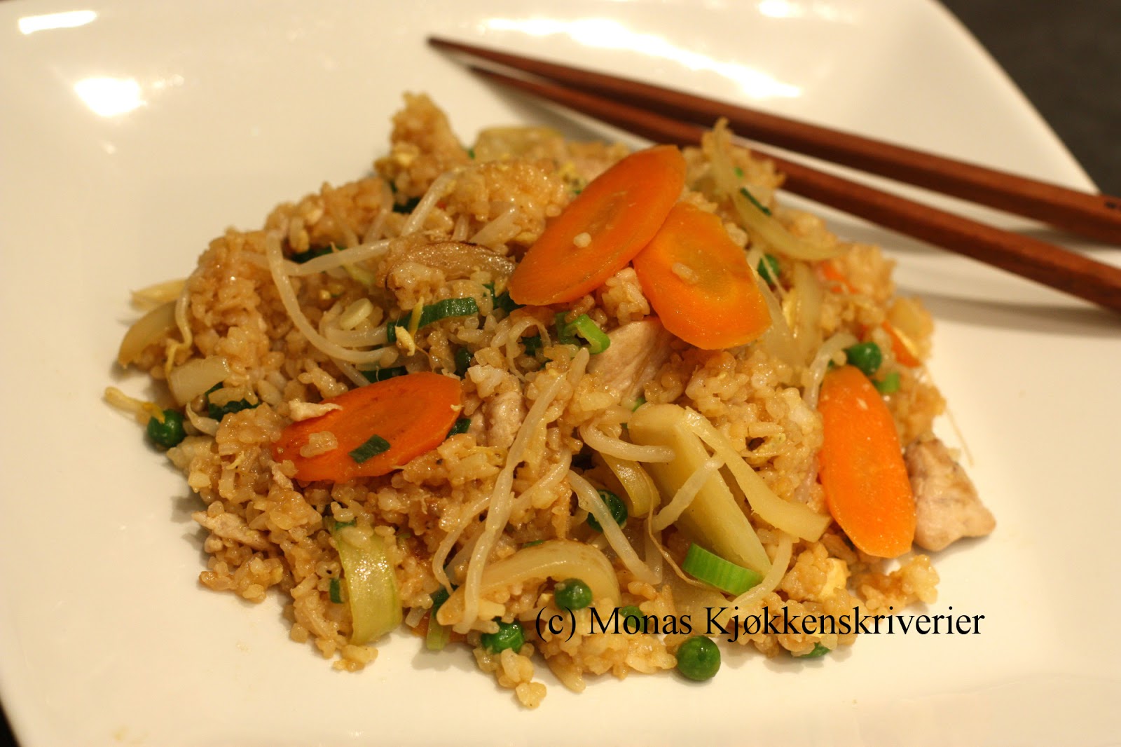 Monas Kjøkkenskriverier: Stekt ris med kylling og egg