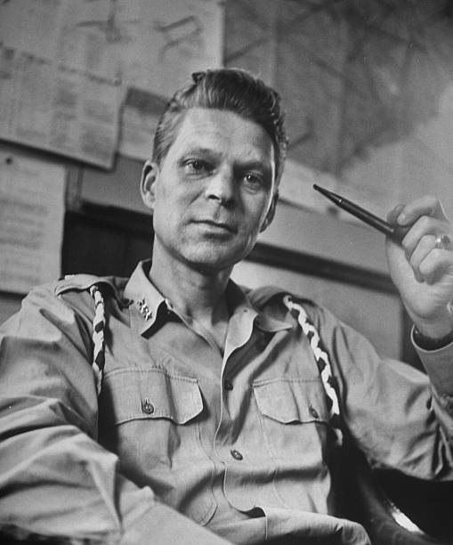 Famous Pipe Smokers: Lauris Norstad