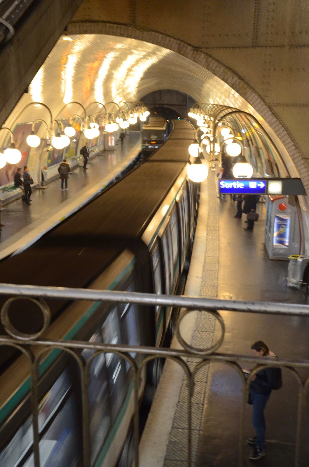 Paris and Beyond: Paris Métro - Ligne 4, Station Cité