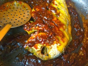 Vaniensamayalarai: Masala Fried Silver Pomfret (Vavval Fish)