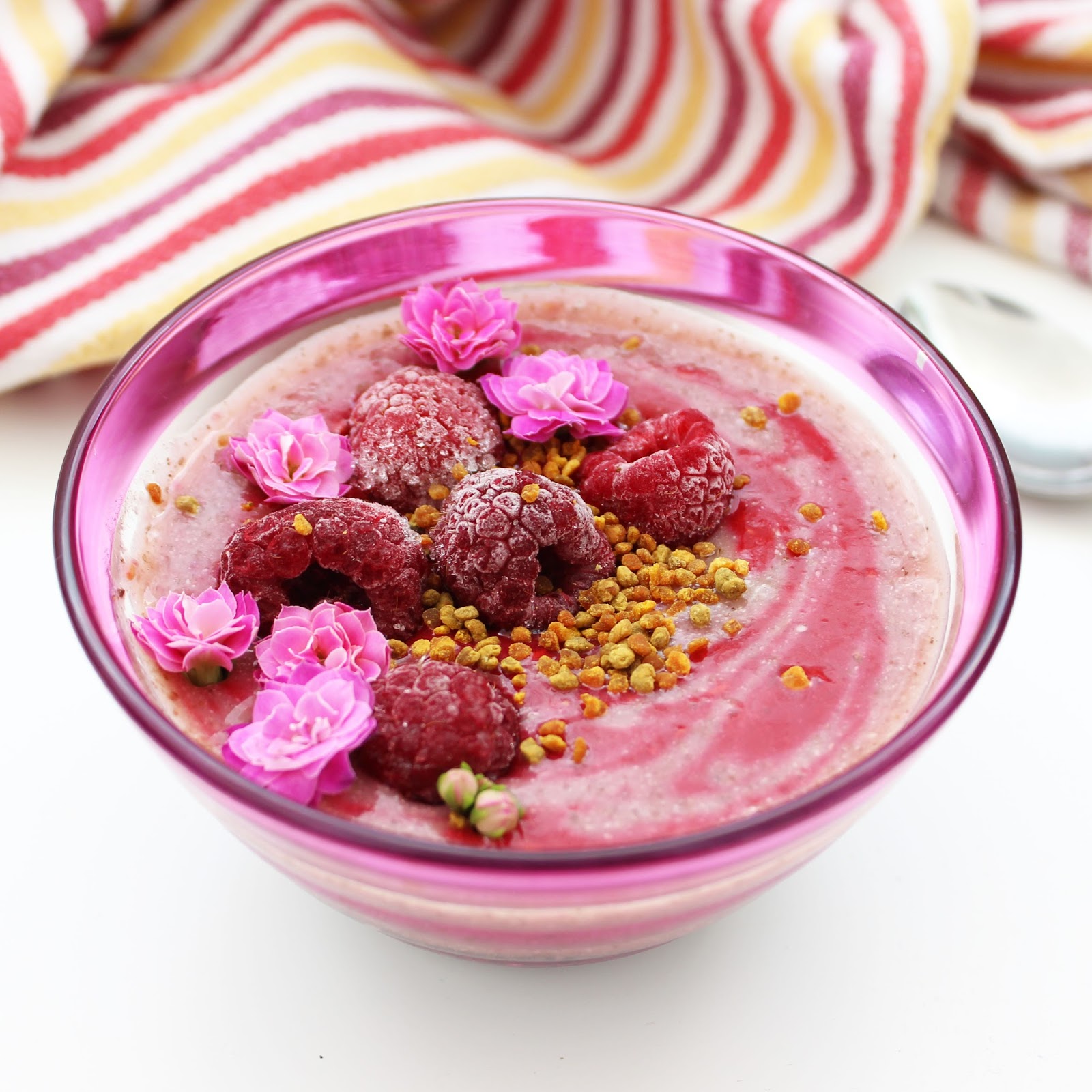 Raspberry Chia Smoothie Bowl = Smoothie od maline i chia sjemenki