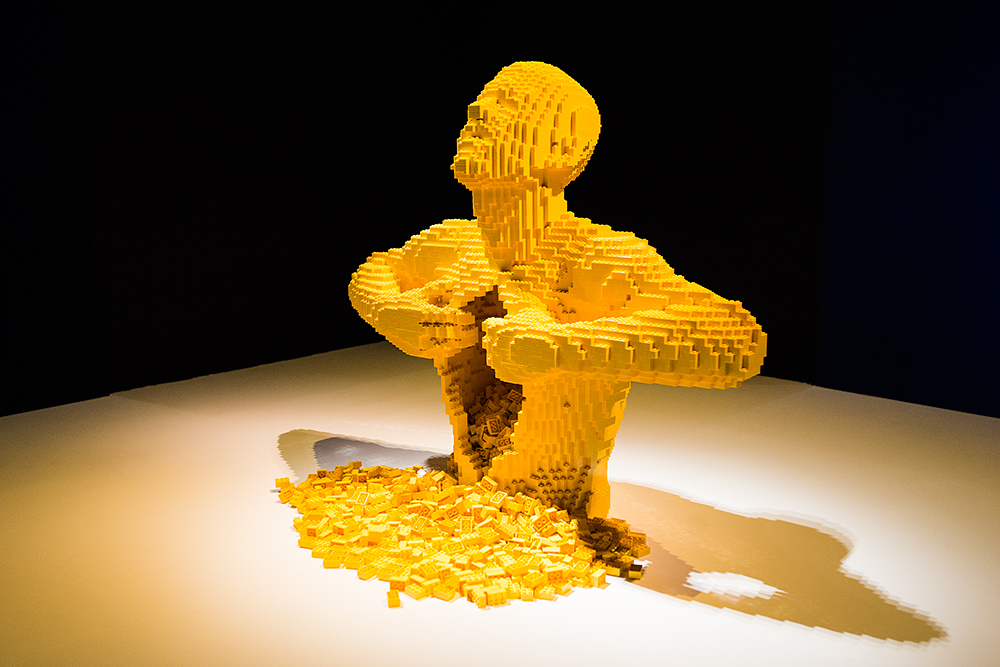 งานแสดงศิลปะรูปปั้นตัวต่อ Lego ที่ ArtScience Singapore Museum โดย ...