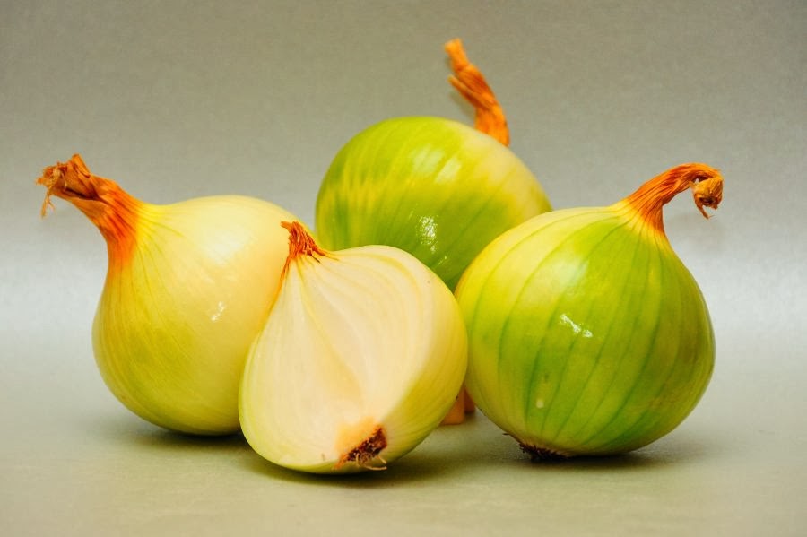 Przepisy i porady kulinarne: Jak kroić cebulę aby nie płakać