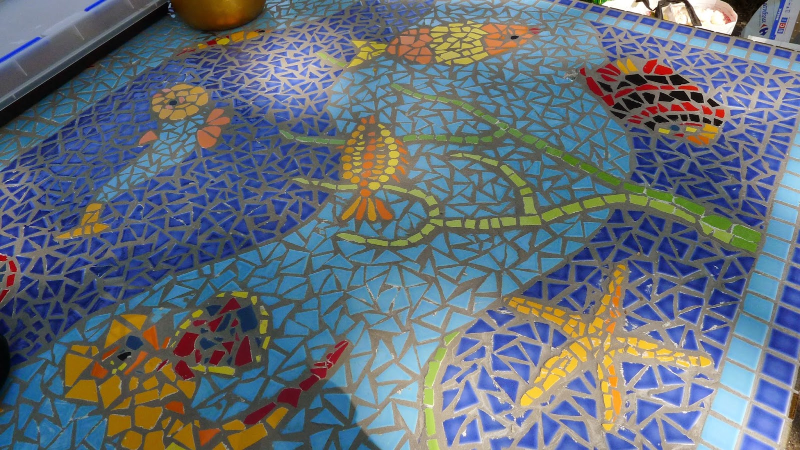 : Des poissons en mosaïque s'installent sur les tables de l'Ile St -Denis