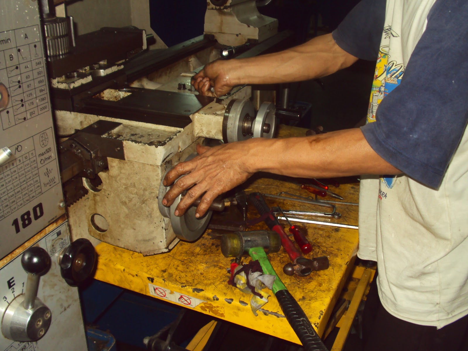 Perbaikan Mesin Bubut standart , semi otomatis dan otomatis