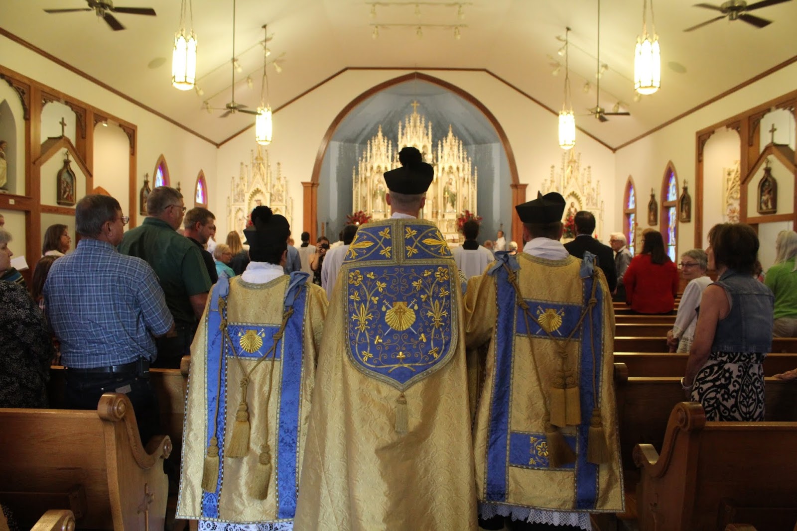 New Liturgical Movement: Photos of a New Priest’s First Mass