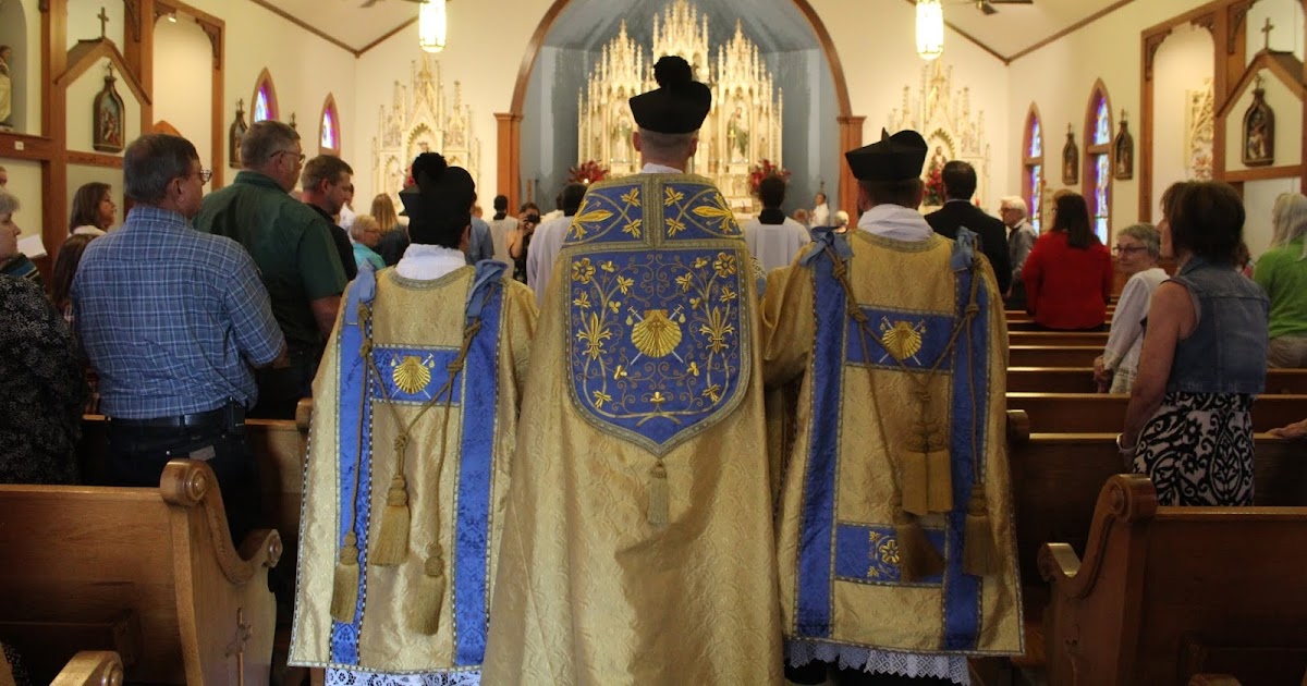 New Liturgical Movement: Photos of a New Priest’s First Mass