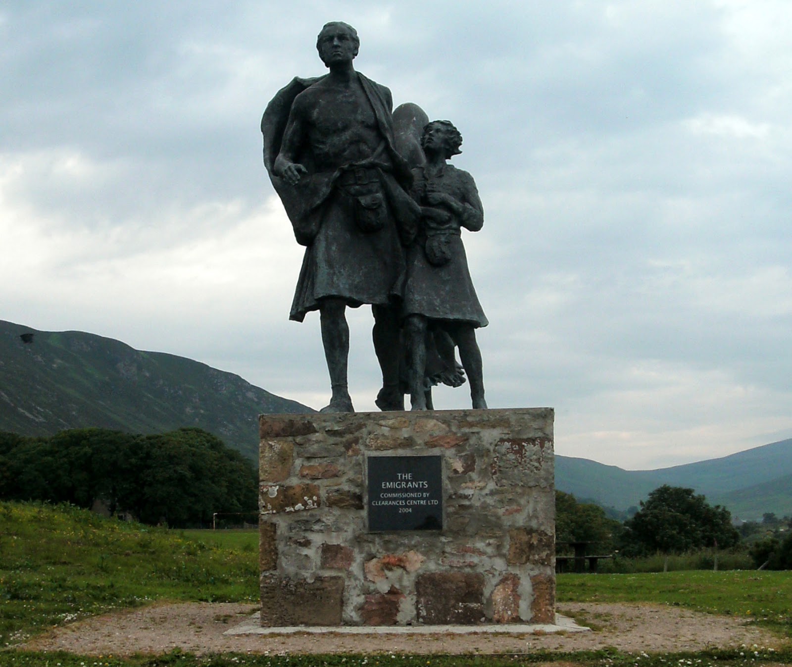 Tour Scotland: Tour Scotland Photographs The Emigrant Statue Helmsdale ...