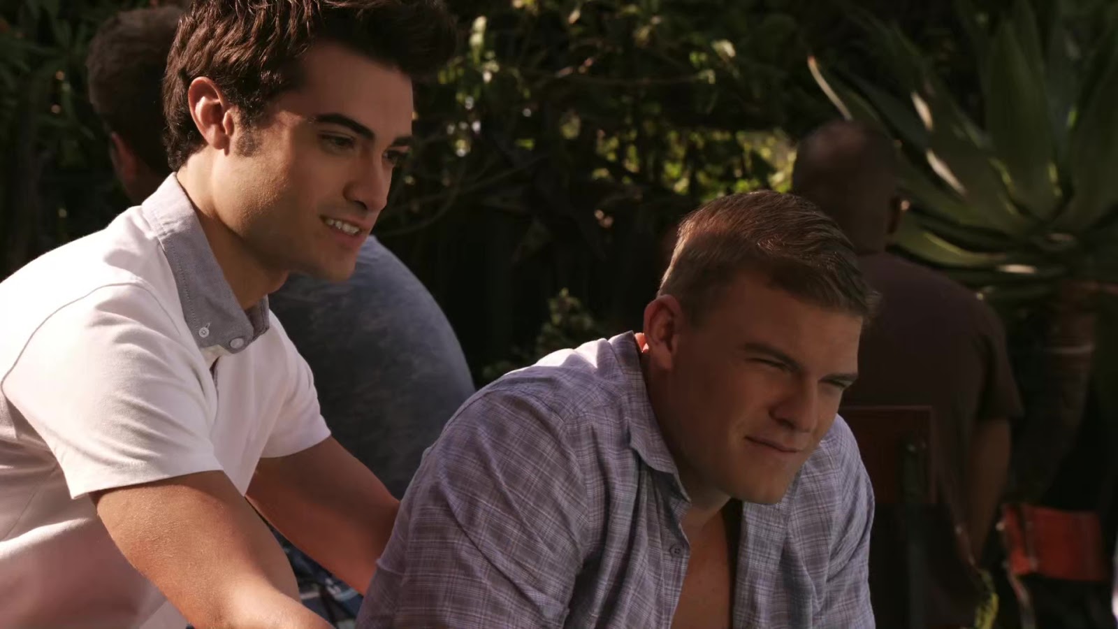 ausCAPS: Trevor Donovan and Alan Ritchson shirtless and kiss in 90210 3 ...