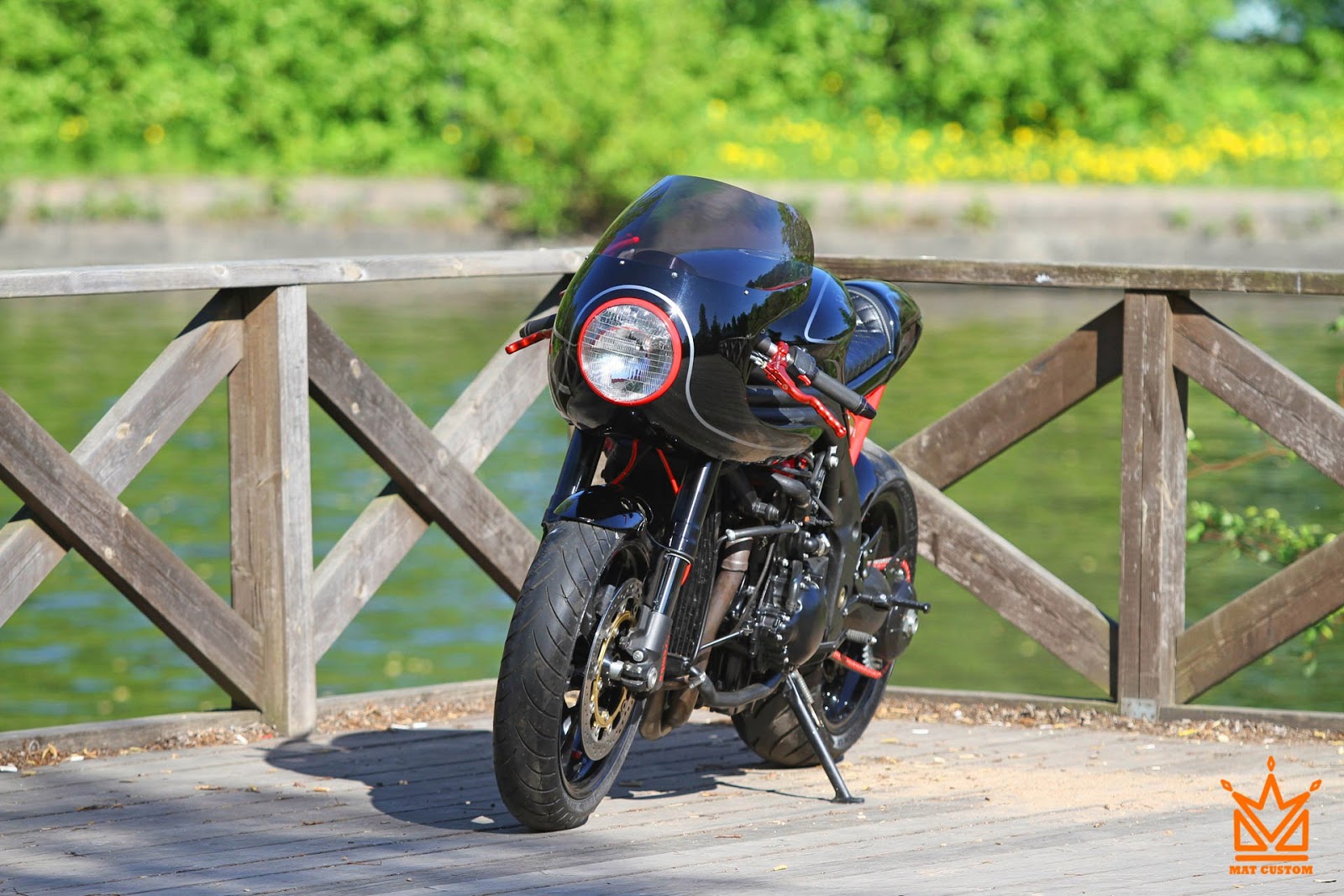 Daytona 955I cafe racer Mat Custom - RocketGarage - Cafe Racer Magazine