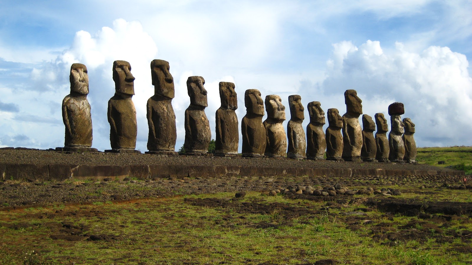 Moai Statues | Travel Wallpapers