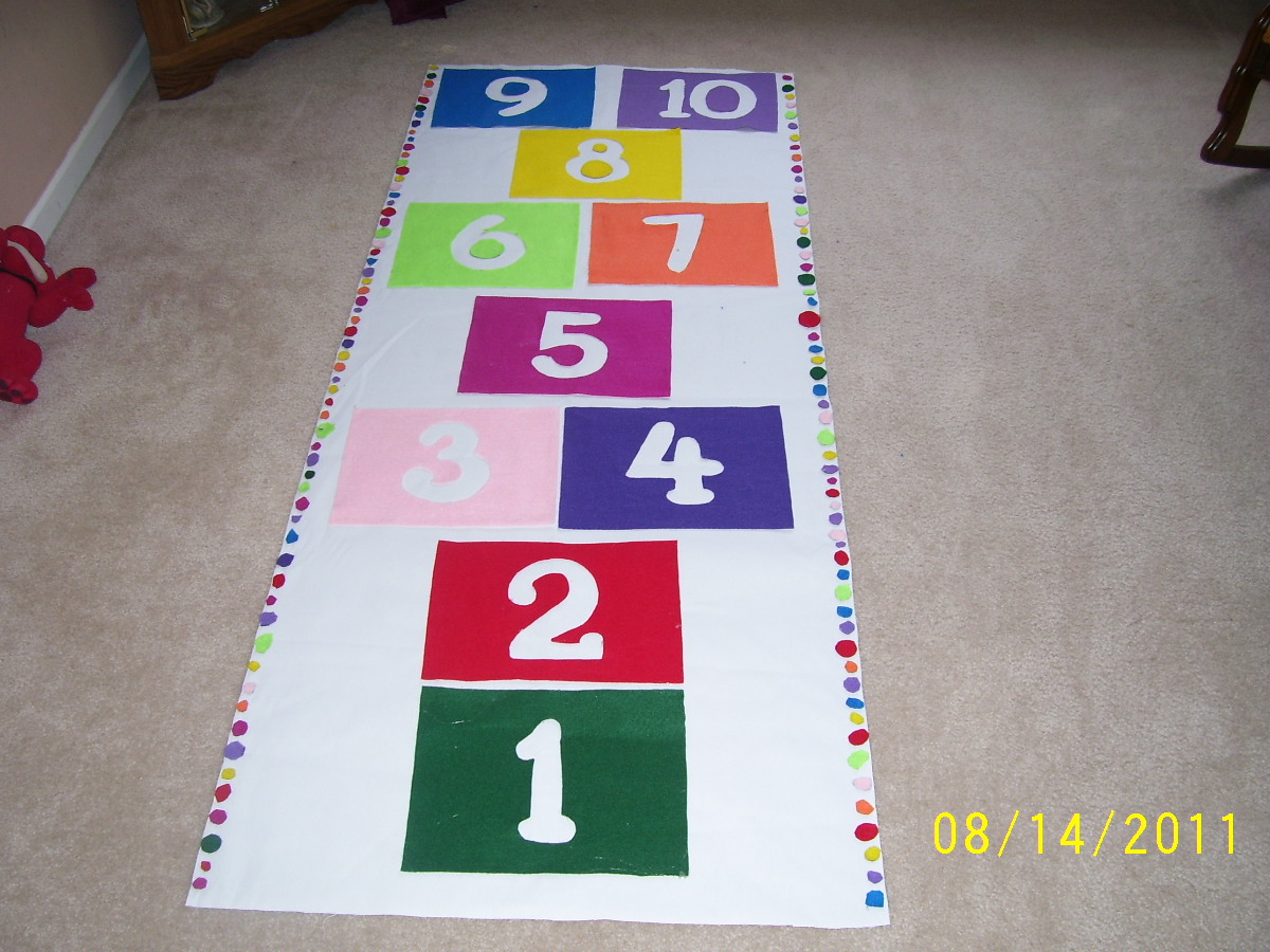 twocraftingmoms: Hopscotch mat