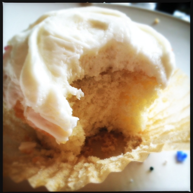 Nimmow Baking: Old-Fashioned Cupcakes with Buttercream Frosting