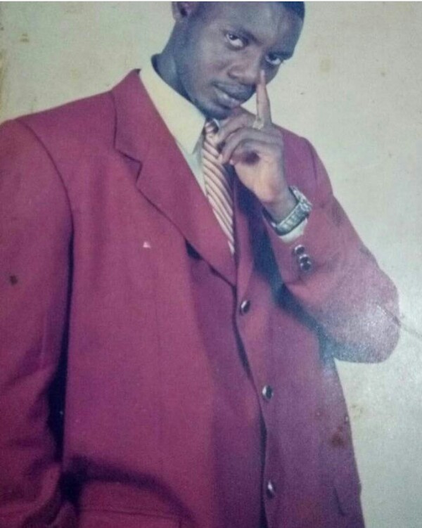 Throwback photo of comedian AY in "five plots of suit"