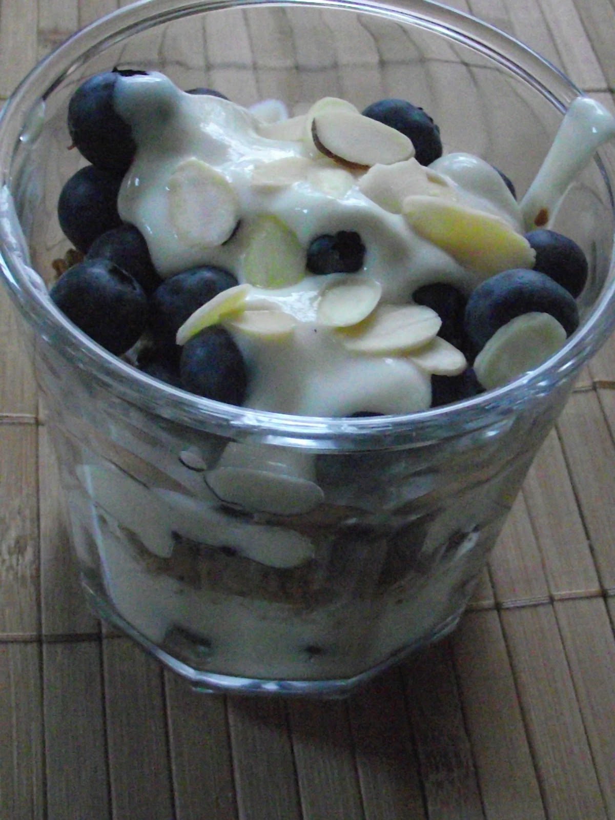 Rocket and Roses Vegan Kitchen: Sunny & Messy Breakfast Parfait