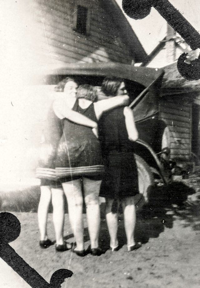 47 Interesting Found Snapshots of People Seen From Behind ~ Vintage ...