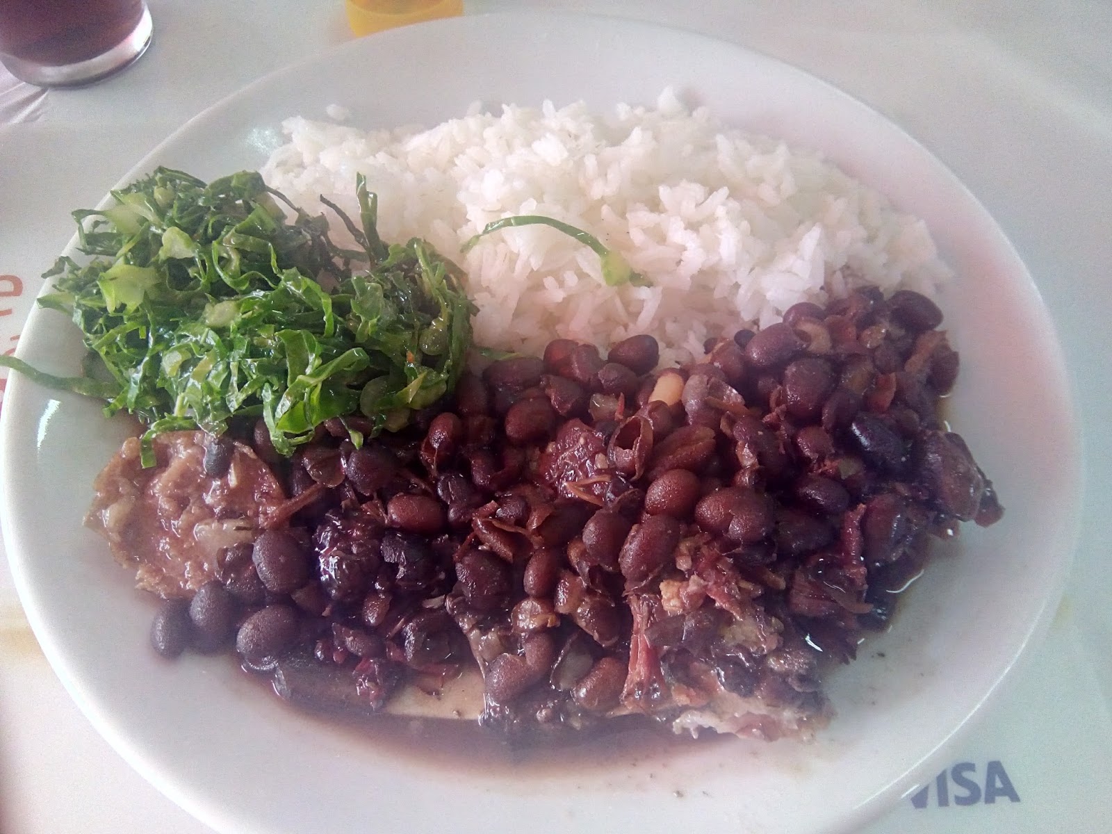 Uma feijoada aparente pequena mas muito saborosa, num lugar que parece ...