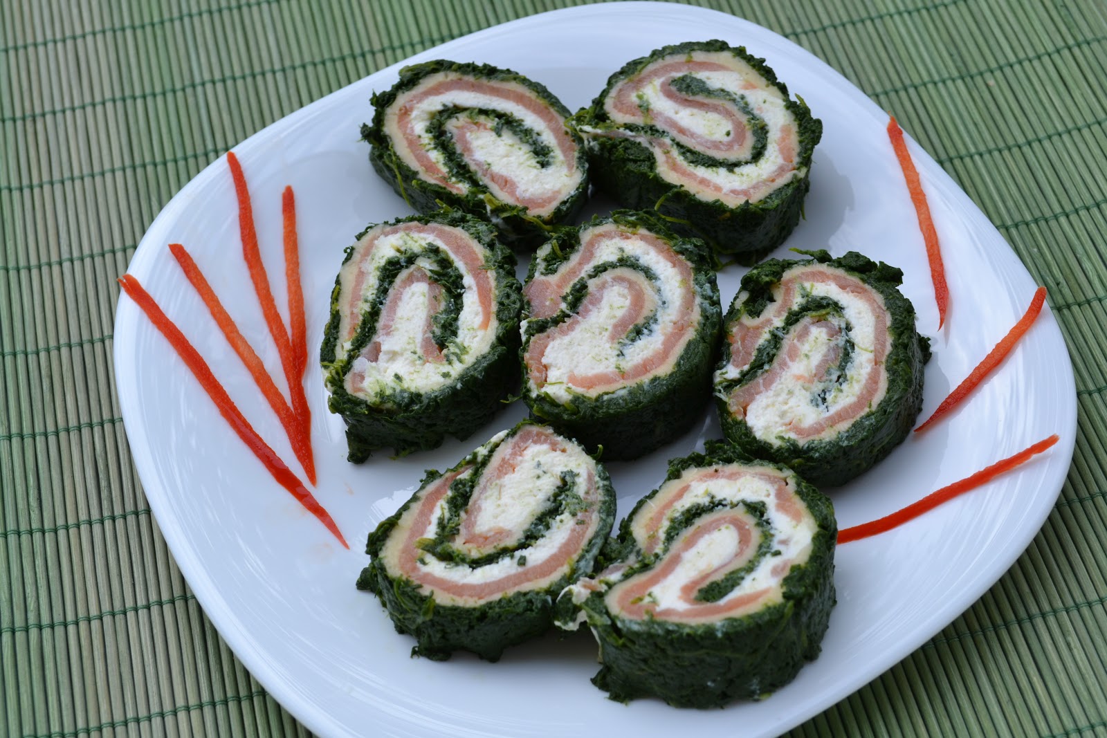 Myra's kitchen: Rulada de spanac cu somon