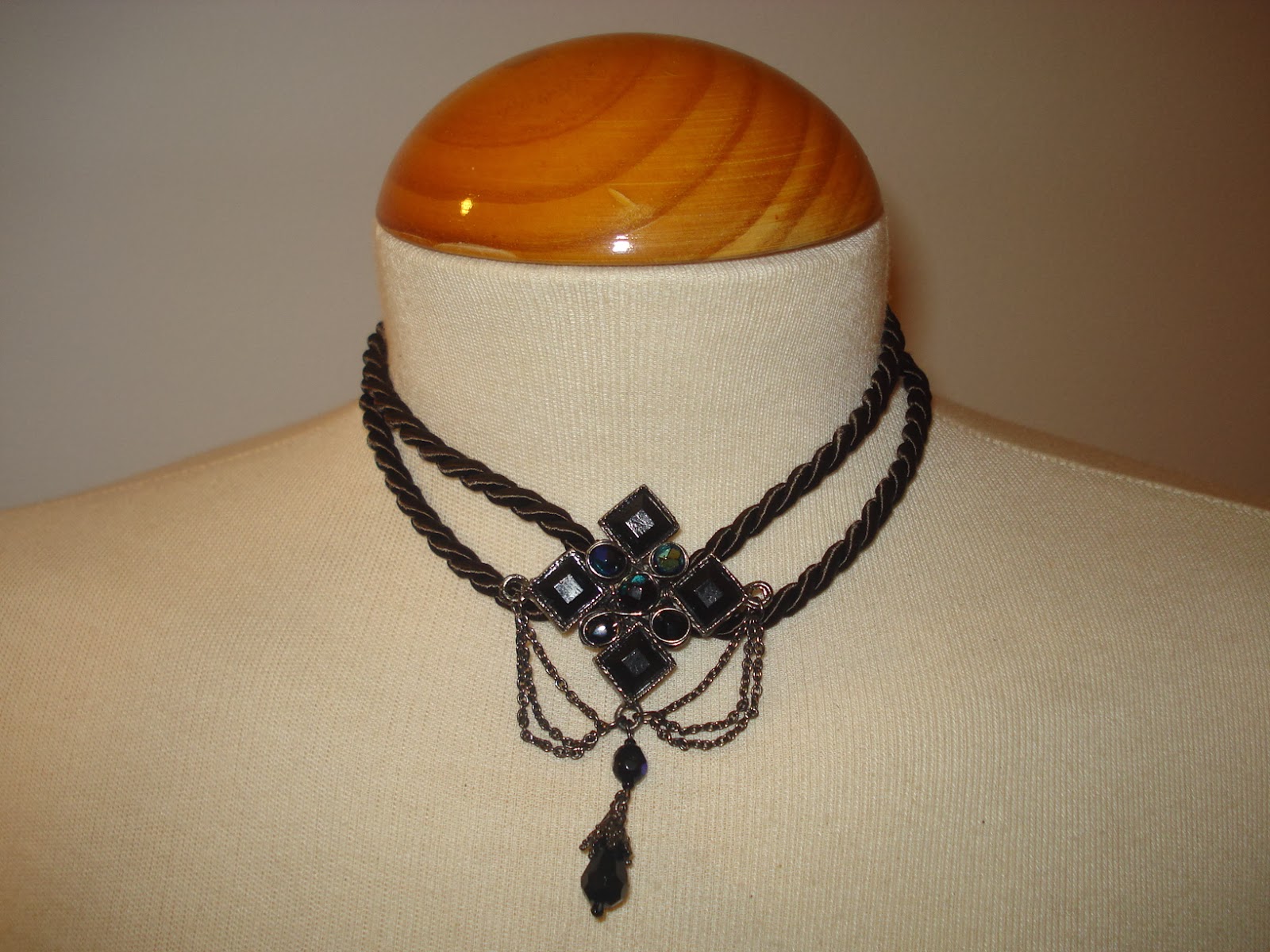 CPments : COMO DAR VIDA A UN BROCHE EN FORMA DE COLLAR