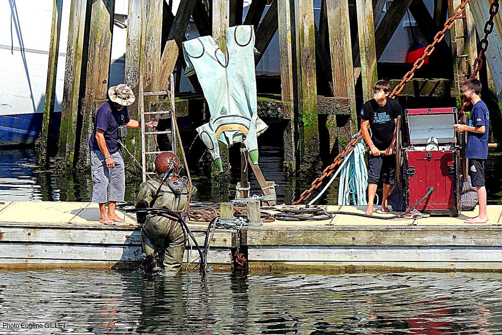 LE SITE DU SCAPHANDRIER AVEC LE COMPRESSEUR A DROITE ACTIV É A L'HUILE ...