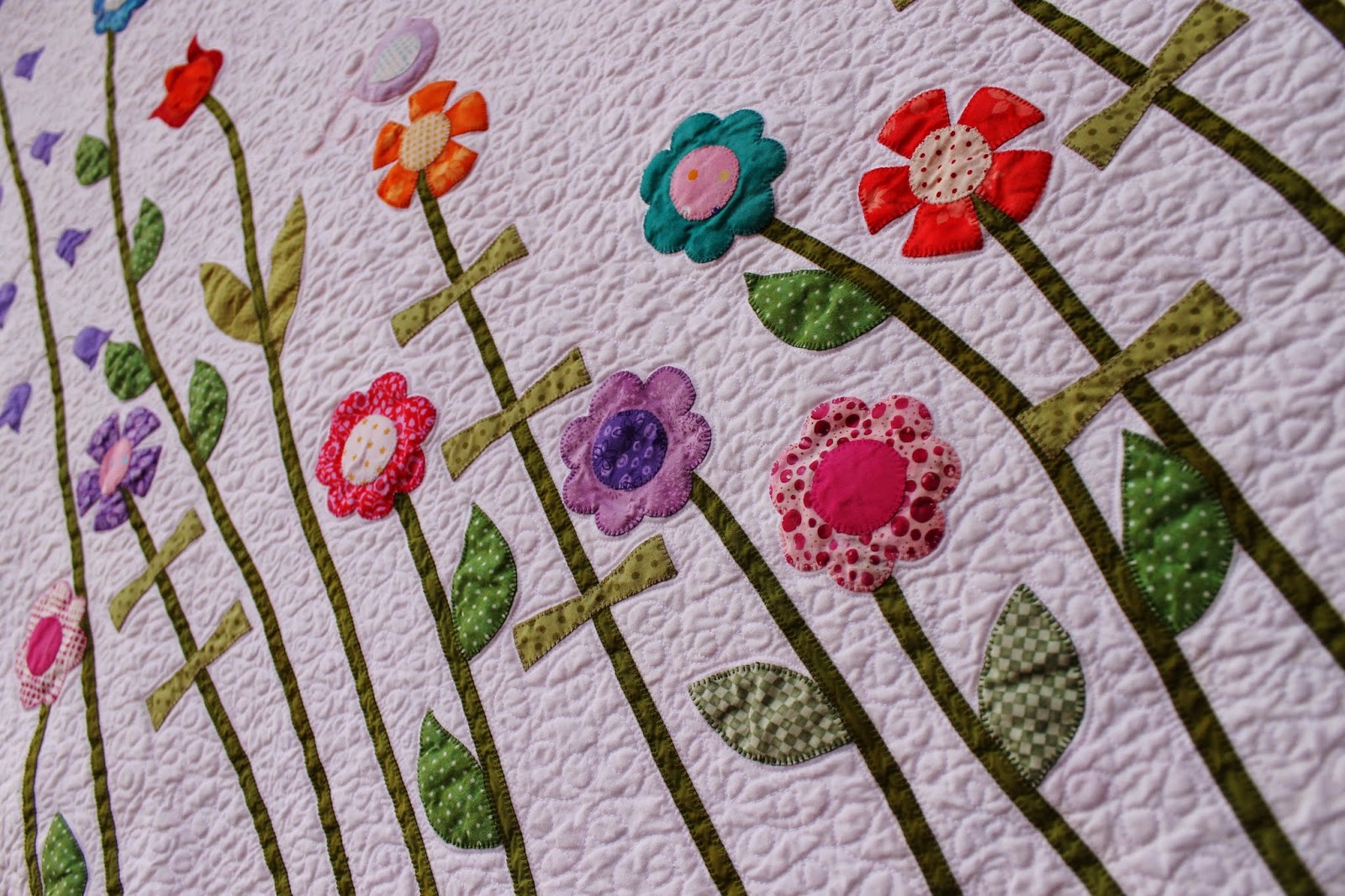 Making More with Less: Blogger's Quilt Festival Applique Quilt