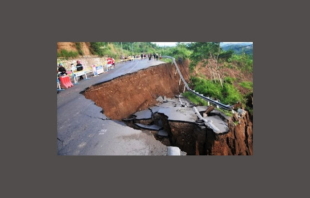 Tanah Longsor : Pengertian, Penyebab, Dampak, Jenis - Asep Respati
