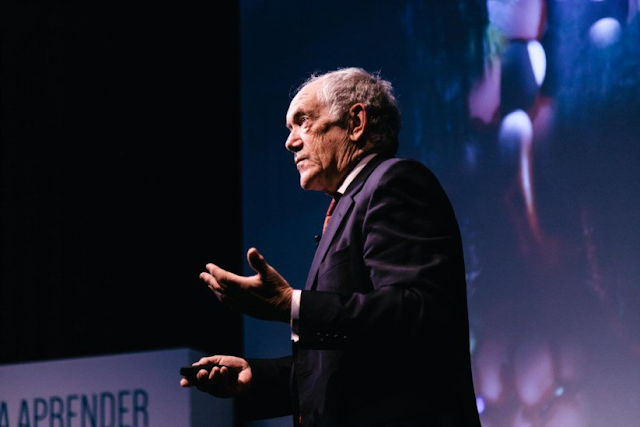 TEMPOS INTERESSANTES: (DL) Peter Atkins, «Como Surgiu o Universo»