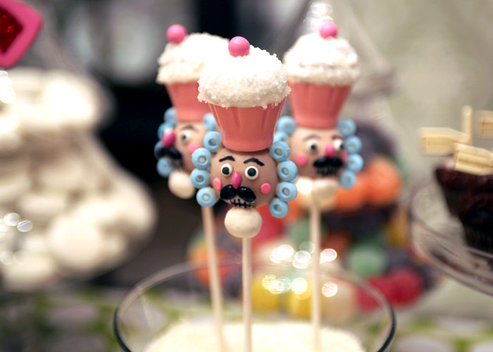 ALL i WANNA DO is BAKE!: Cake Pops « bakerella.com